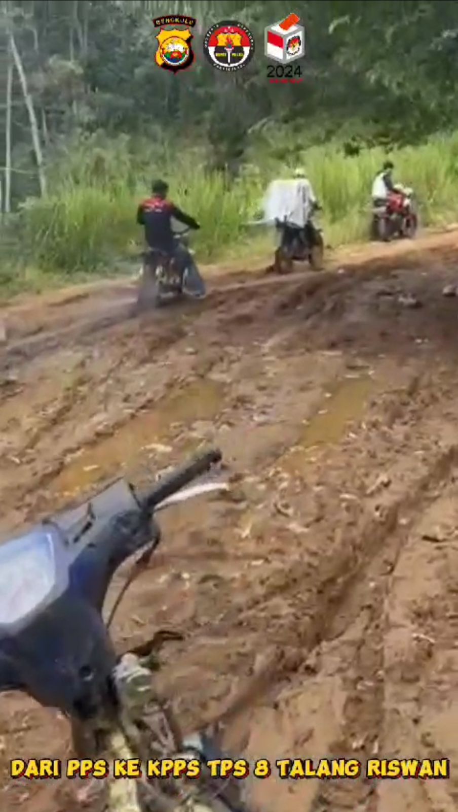 Tempuh 15 KM Jalan Tanah Setapak, Personel Polres RL Kawal Pendistribusian Logistik Pemilu 2024 ...